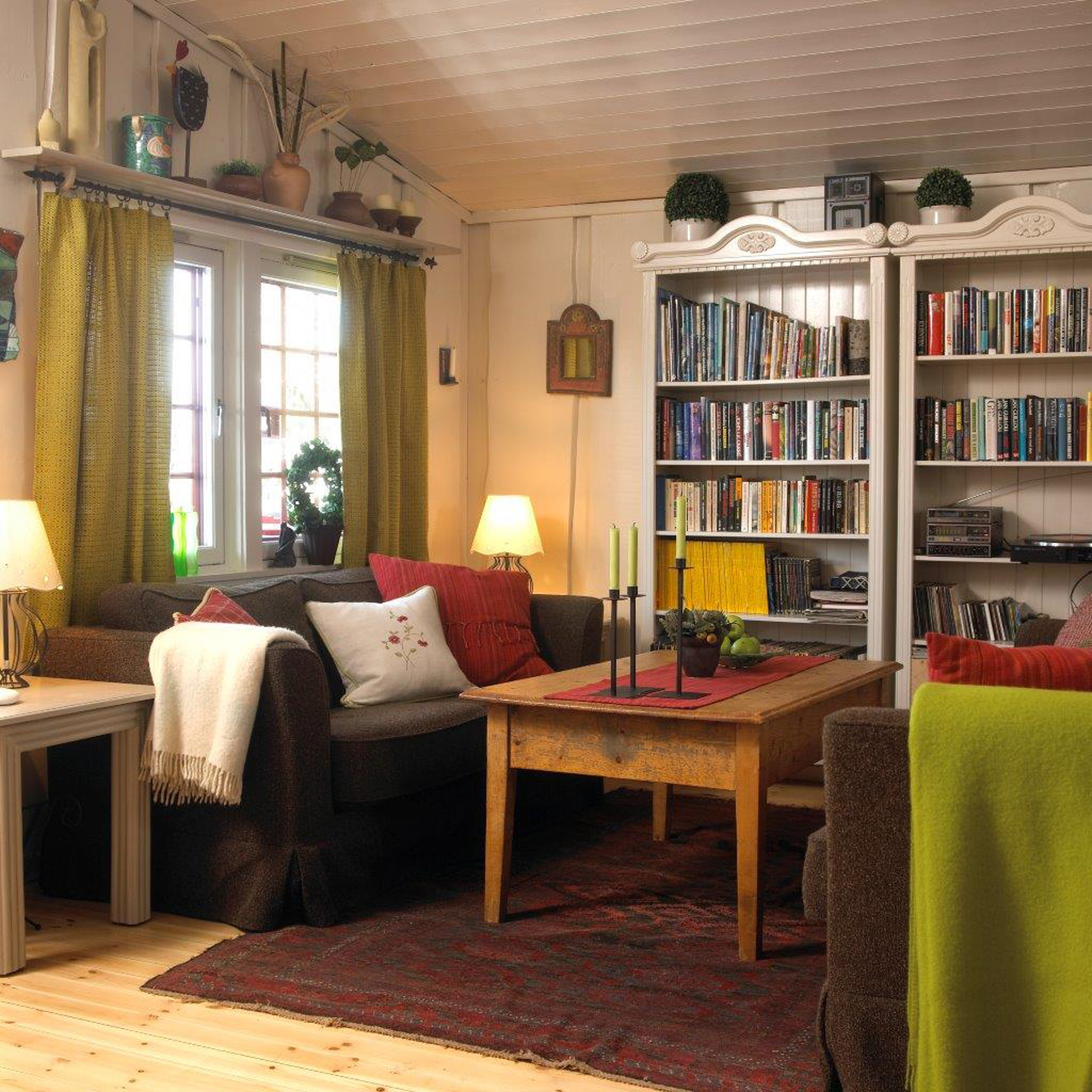 Hyttekos med malt panel - Hytter innvendig | ifi.no